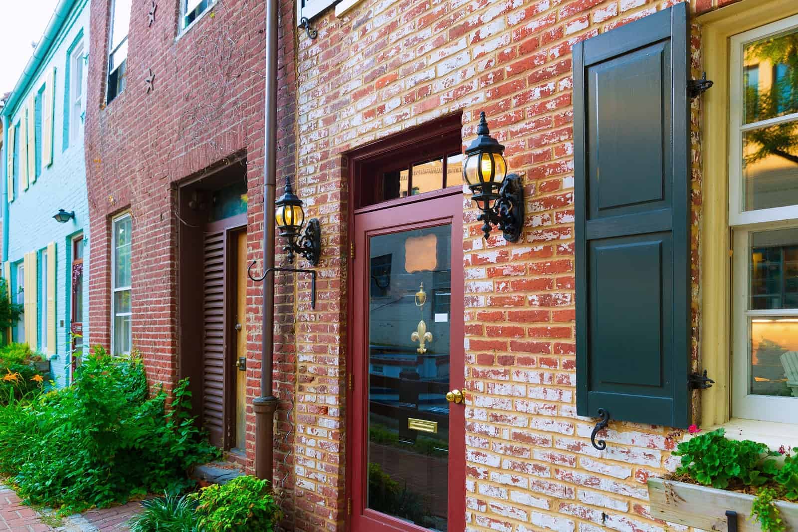 Brick Houses: Longevity, Pros & Cons, Maintenance Tips [2026]